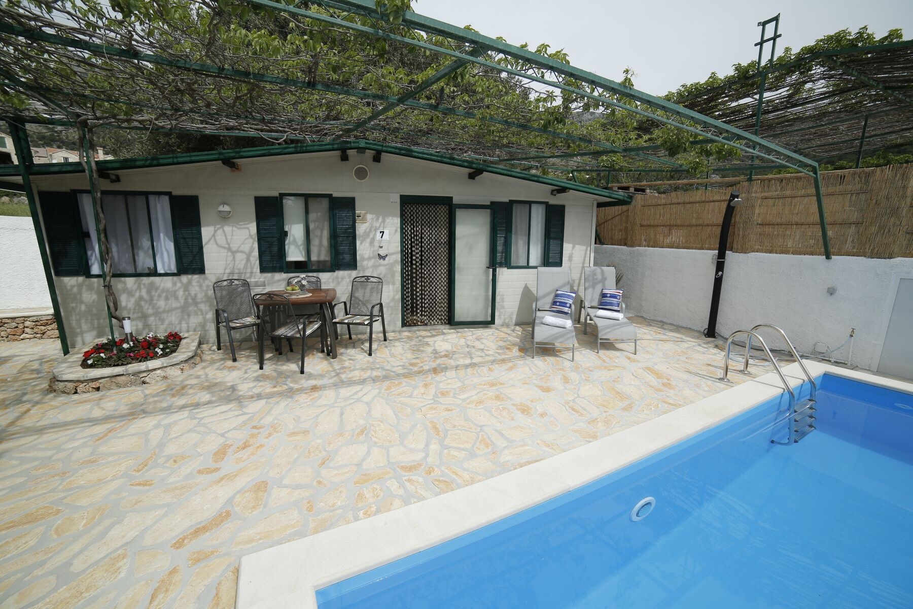 Bol Pool houses - Santo