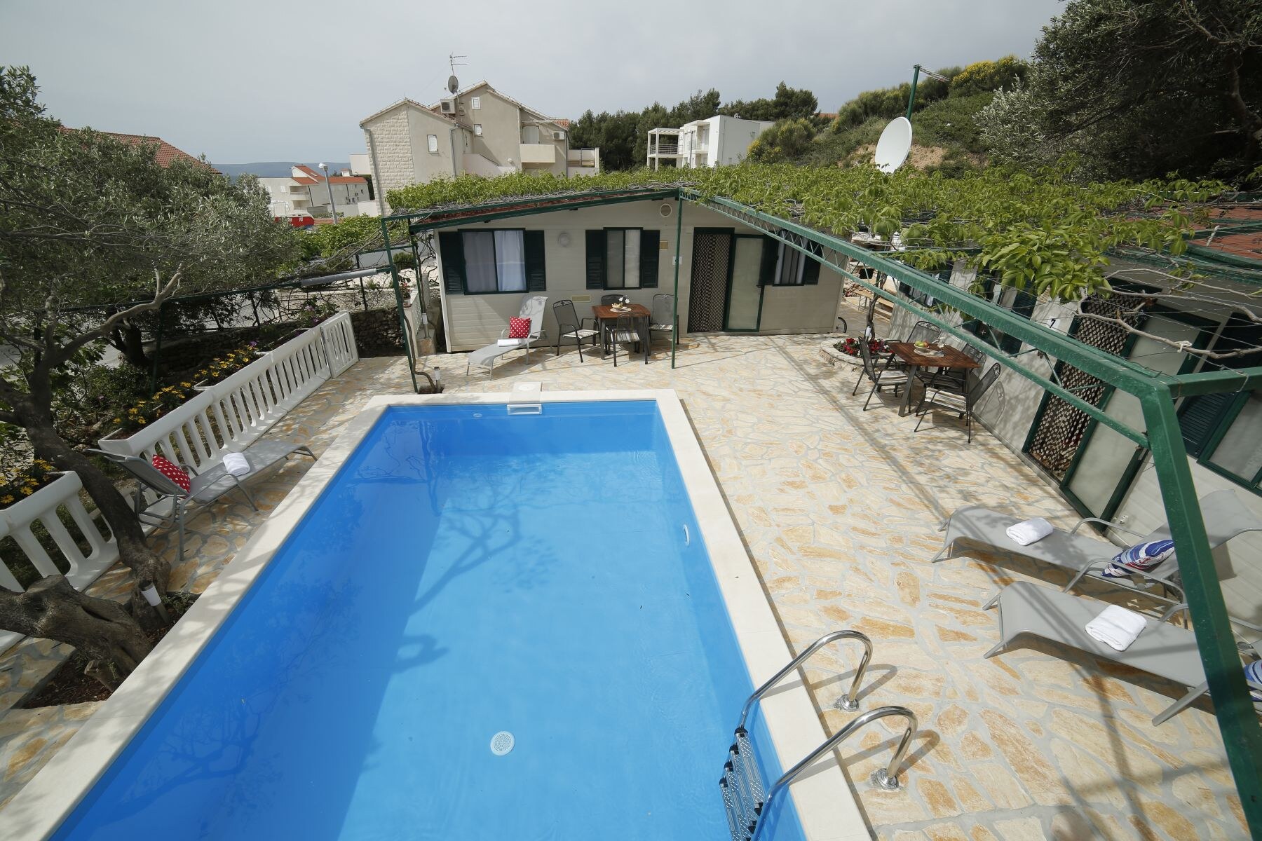 Bol Pool houses - Santo