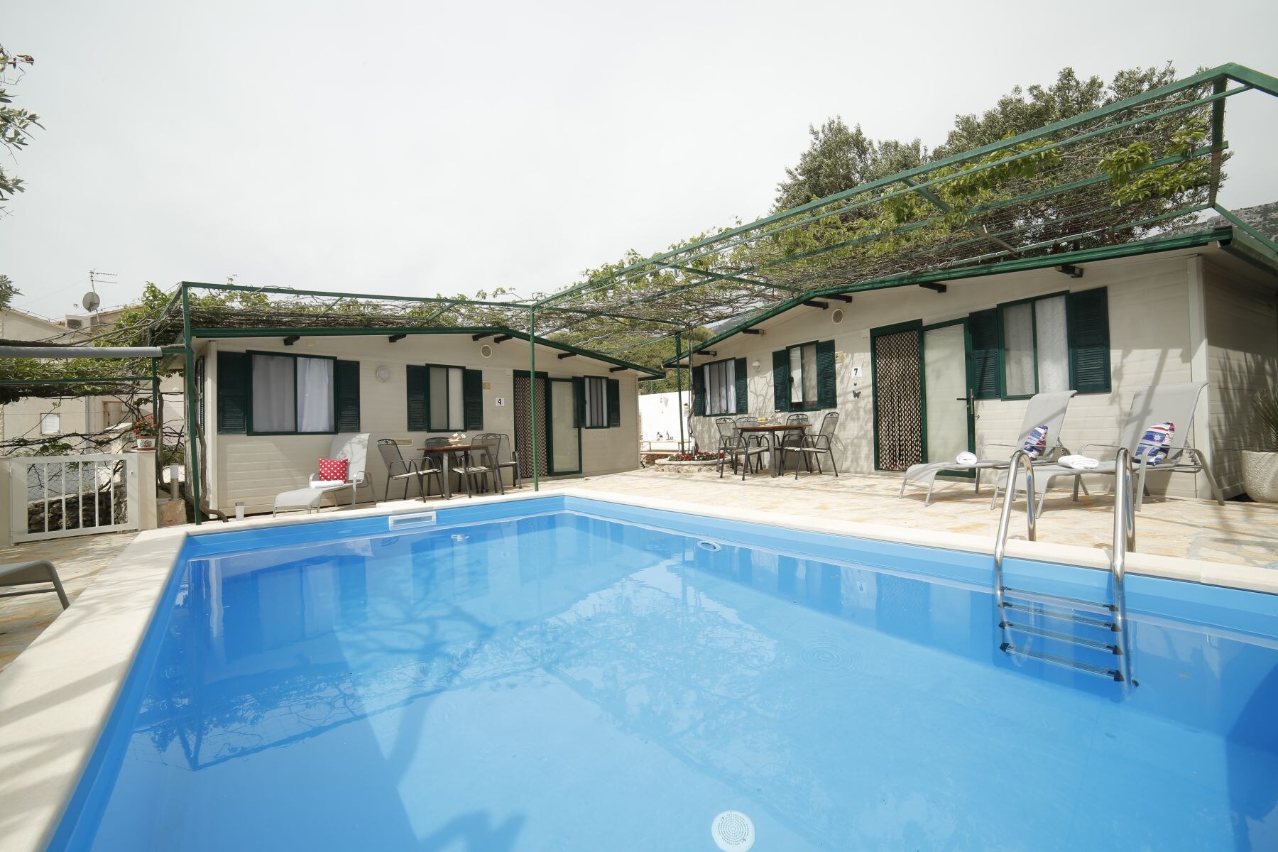 Bol Pool houses - Santo